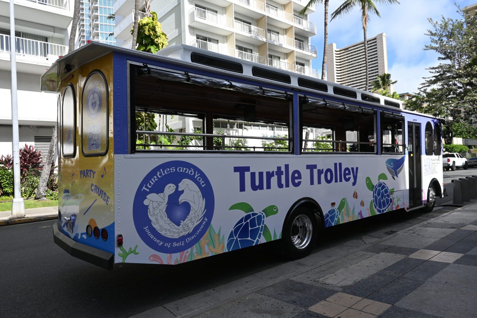 How to Travel on a Budget in Honolulu! | Waikiki Turtle Trolley | ワイキキ ...