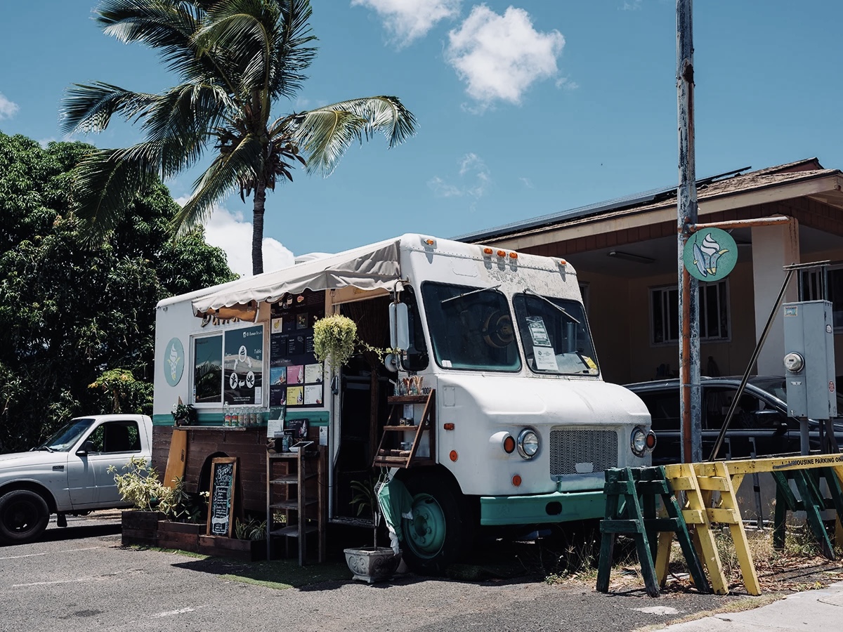 Explore Monsarrat Avenue Along the Waikiki Turtle Trolley Route ...